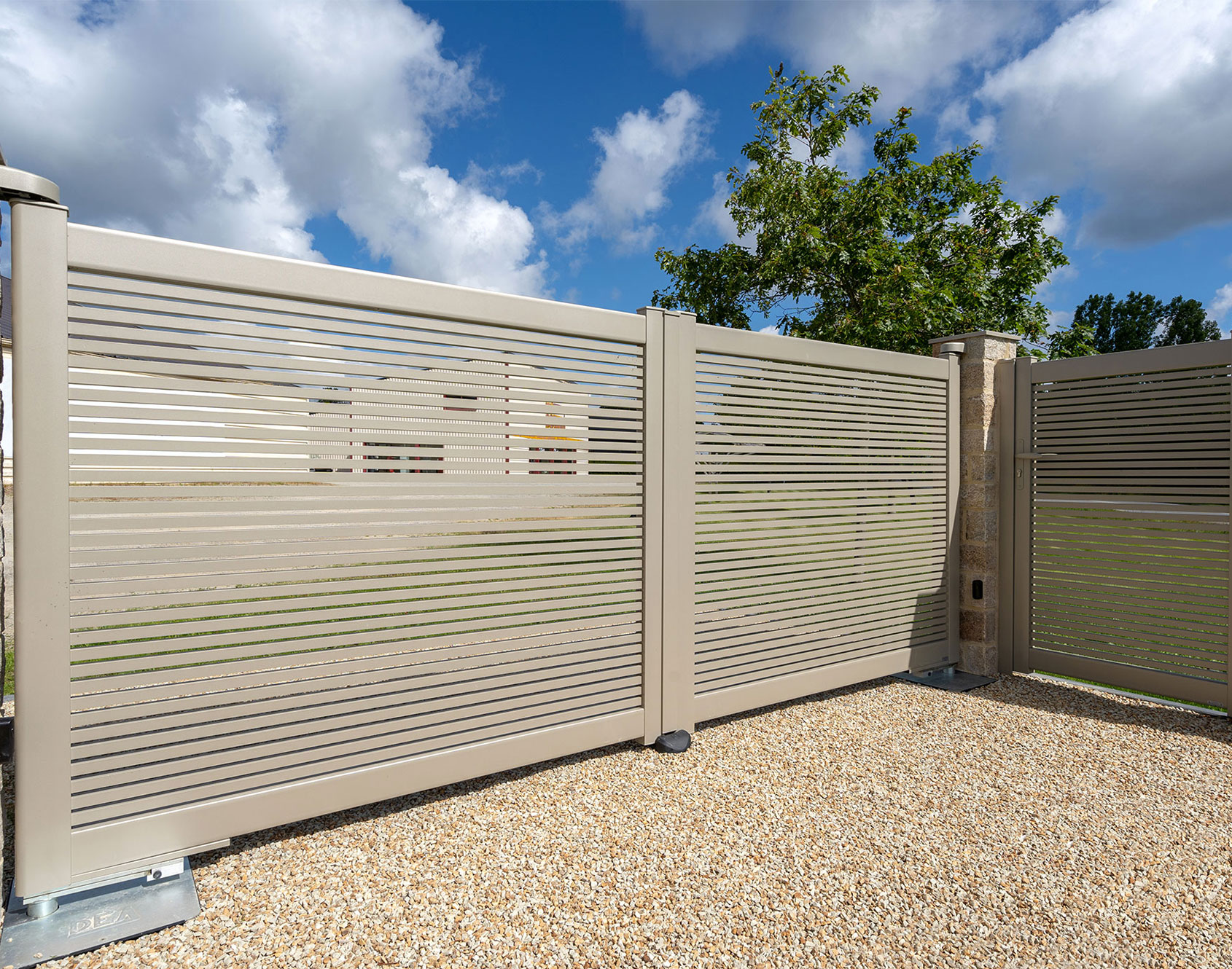 Portails en aluminium sur-mesure : L'élégance et la fonctionnalité ...